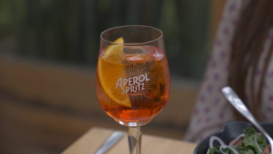 Aperol Spritz: ¿Dónde disfrutar de este cóctel en tendencia? — Revista Review