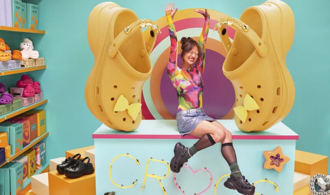 Crocs marca el paso en el street style con su nueva Bae Clog — Revista ...